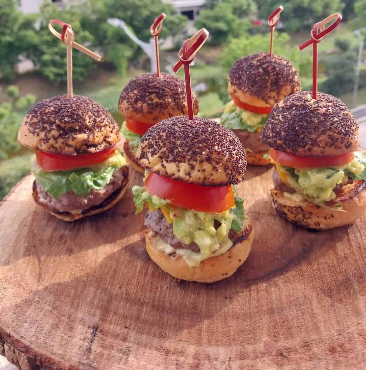 Mini Beef Burger with Poppy Seed Bun (12 units) - Colombia Luxury Group